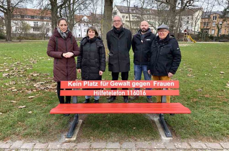 Hanau: Rote Bänke setzen Zeichen gegen Gewalt an Frauen - xity.de